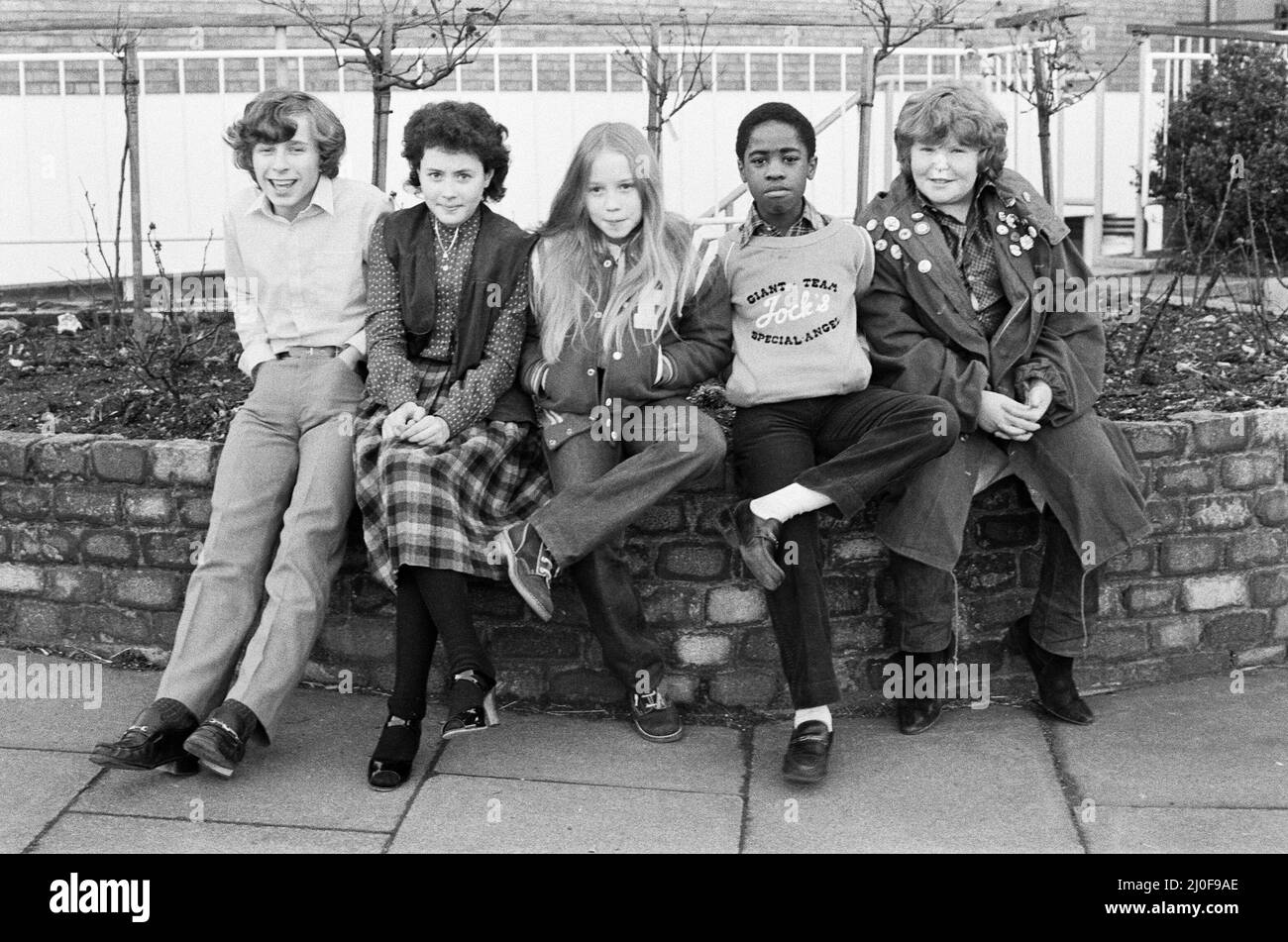 Die Darsteller der BBC-Kinderfernsehserie Grange Hill. Von links nach ...