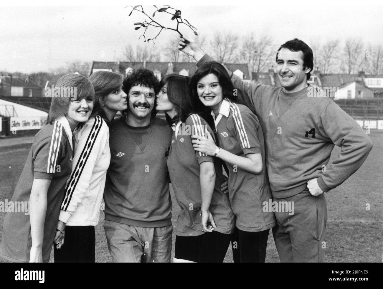 Die Nolan Sisters mit den Fußballspielern Don Giles (Mitte) und Gerald ...