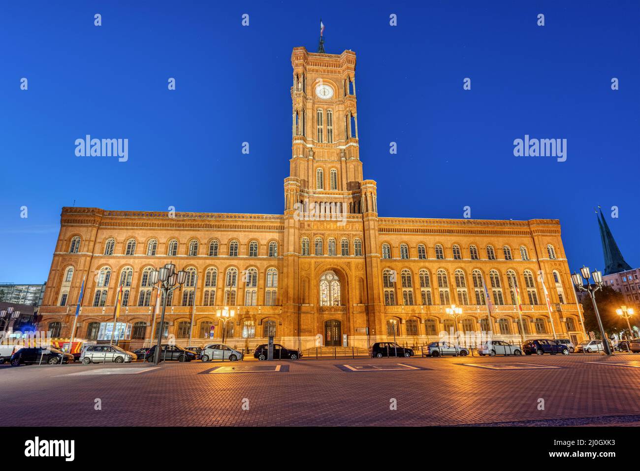 Das berühmte Rote Rathaus, das Rathaus von Berlin, bei Nacht ...
