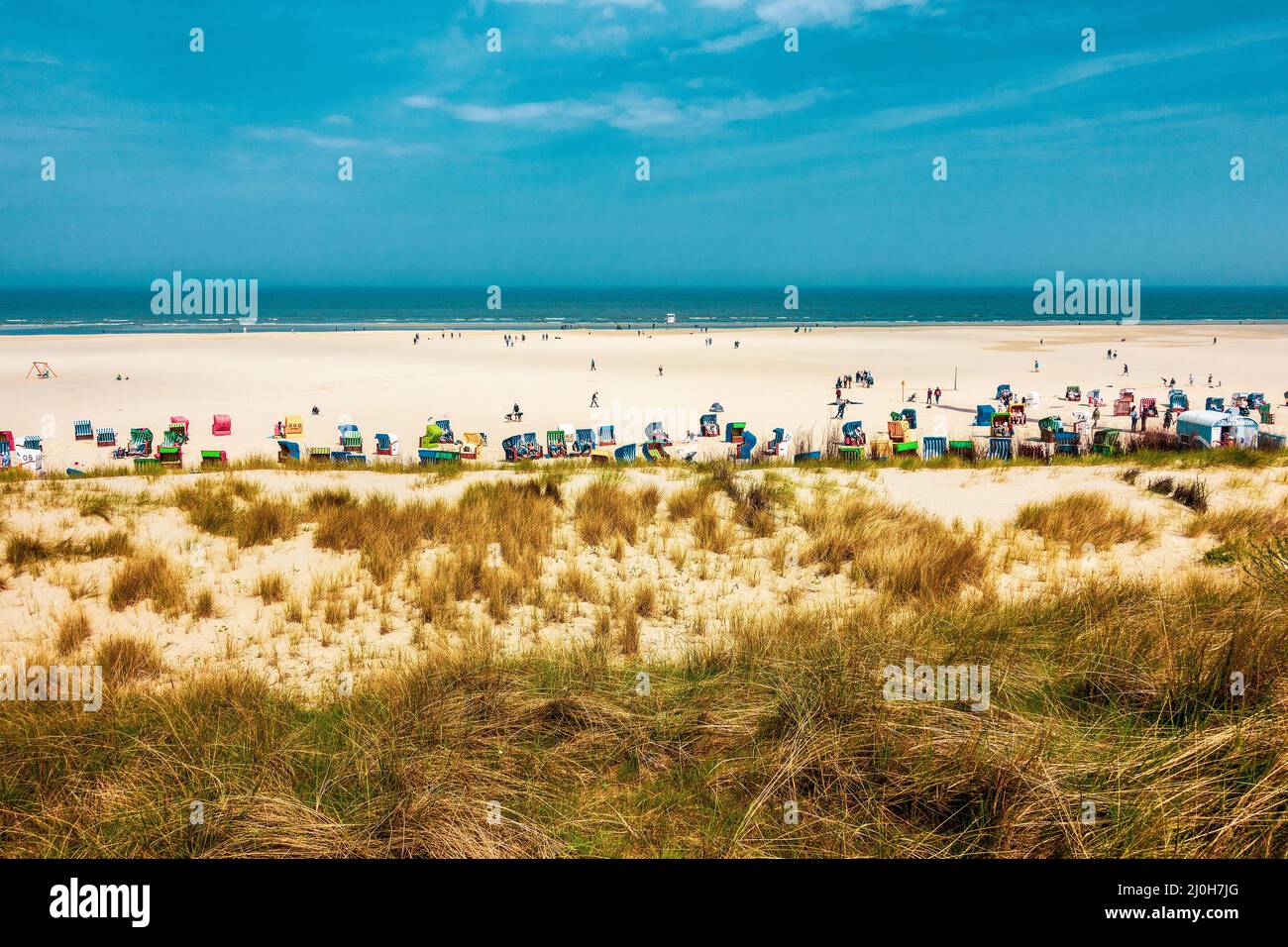 Strand mit Badeurlaubern auf der Insel Juist in der Nordsee ...