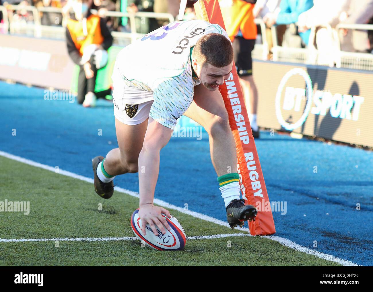 Frankie Sleightholme von Northampton Saints versucht es beim ...