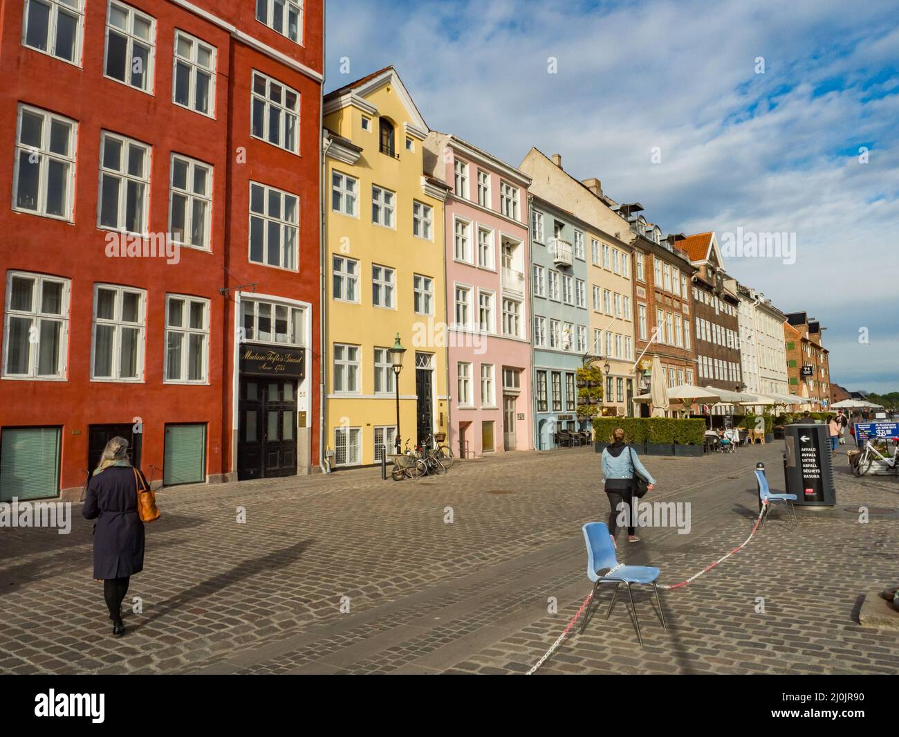 Nyhavn (Neuer Hafen), Kopenhagen, Dänemark - 2019. Mai: Straße mit ...