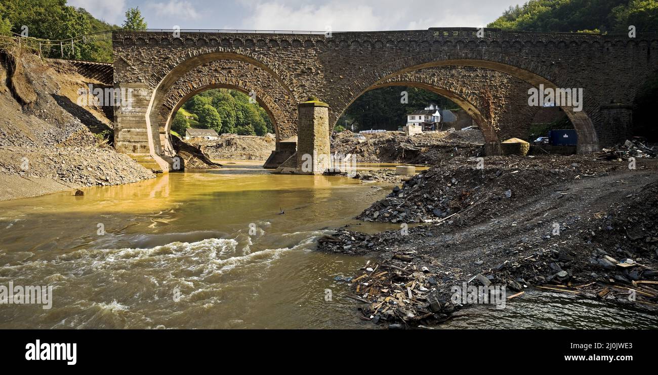 Hochwasserkatastrophe 2021, zwei zerstörte Eisenbahnbrücken über die Ahr, Altenahr, Deutschland ...