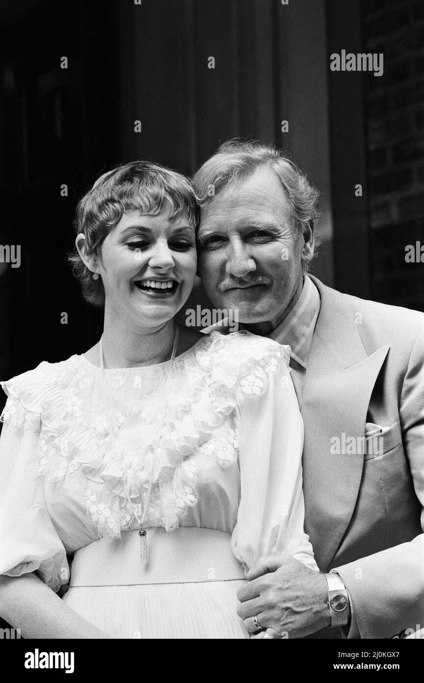 Leslie Phillips heiratet Angela Scoular in der Queen's Chapel of the ...