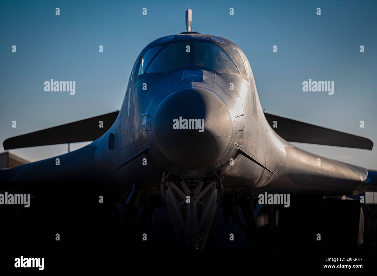 Mitglieder der Luftbesatzung mit dem Bombenschwadron 9. führen vor dem ...