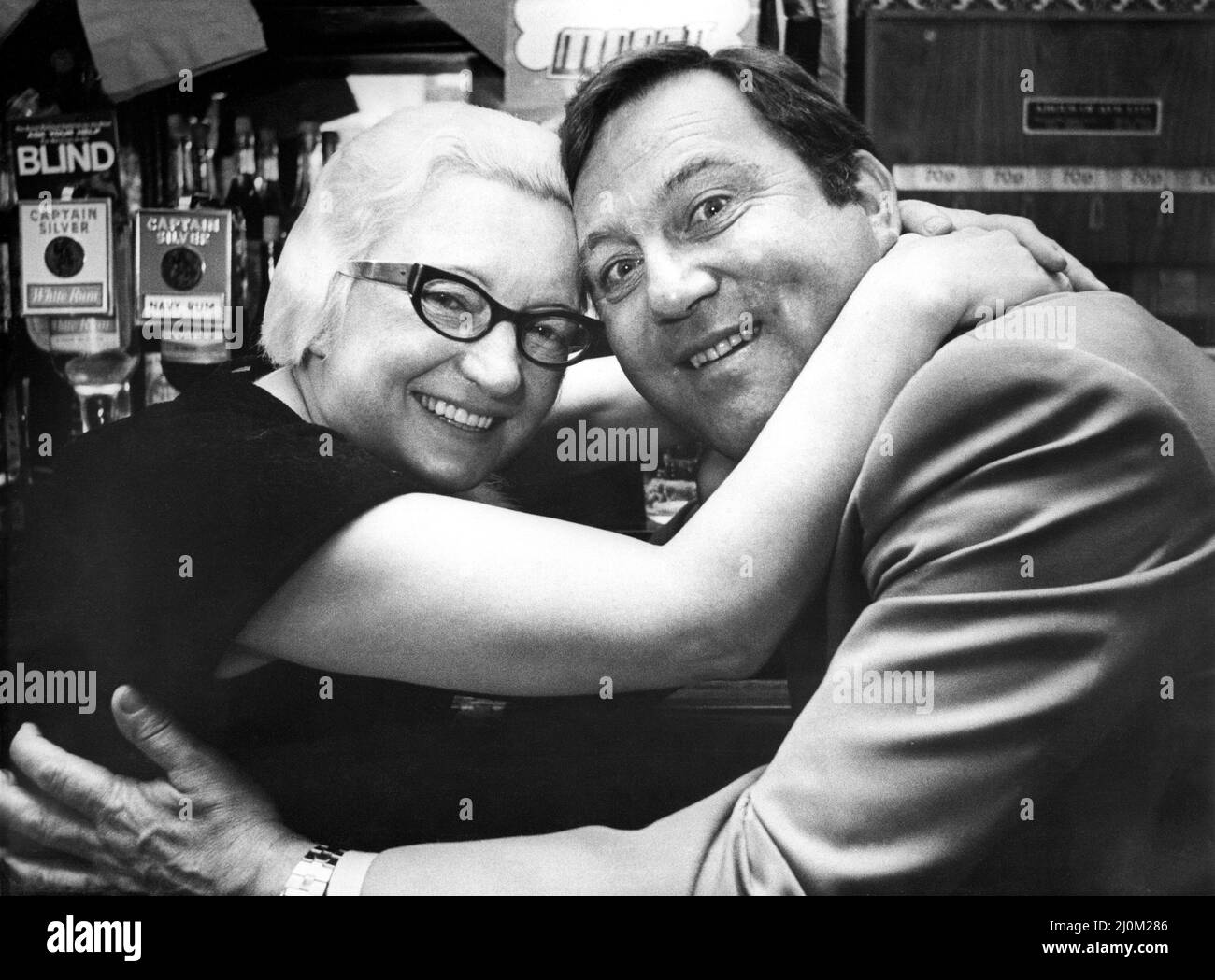 Schauspieler kamen und gingen, aber die Barkeeperin Doris Walton zog immer wieder die Pints ...