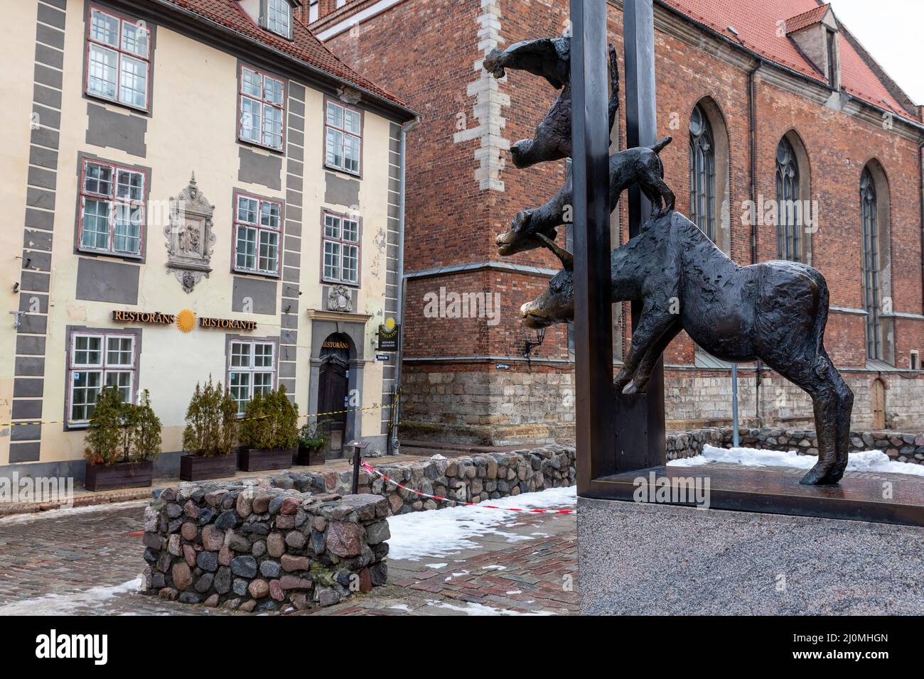Altstadt Von Riga. Statue der Bremer Stadtmusikanten. Mittelalterliche ...