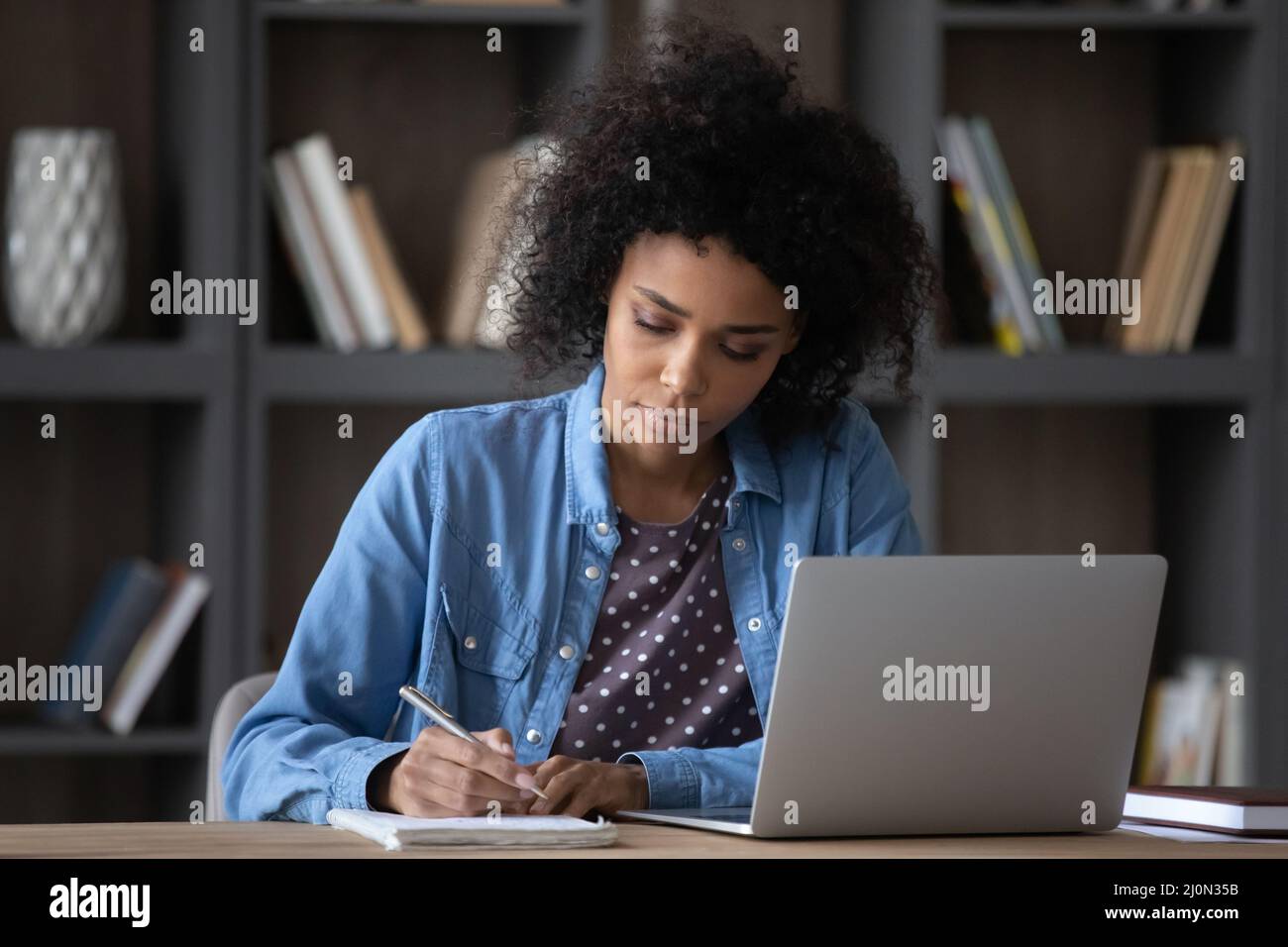 Schwarzes mädchen schreiben -Fotos und -Bildmaterial in hoher Auflösung – Alamy