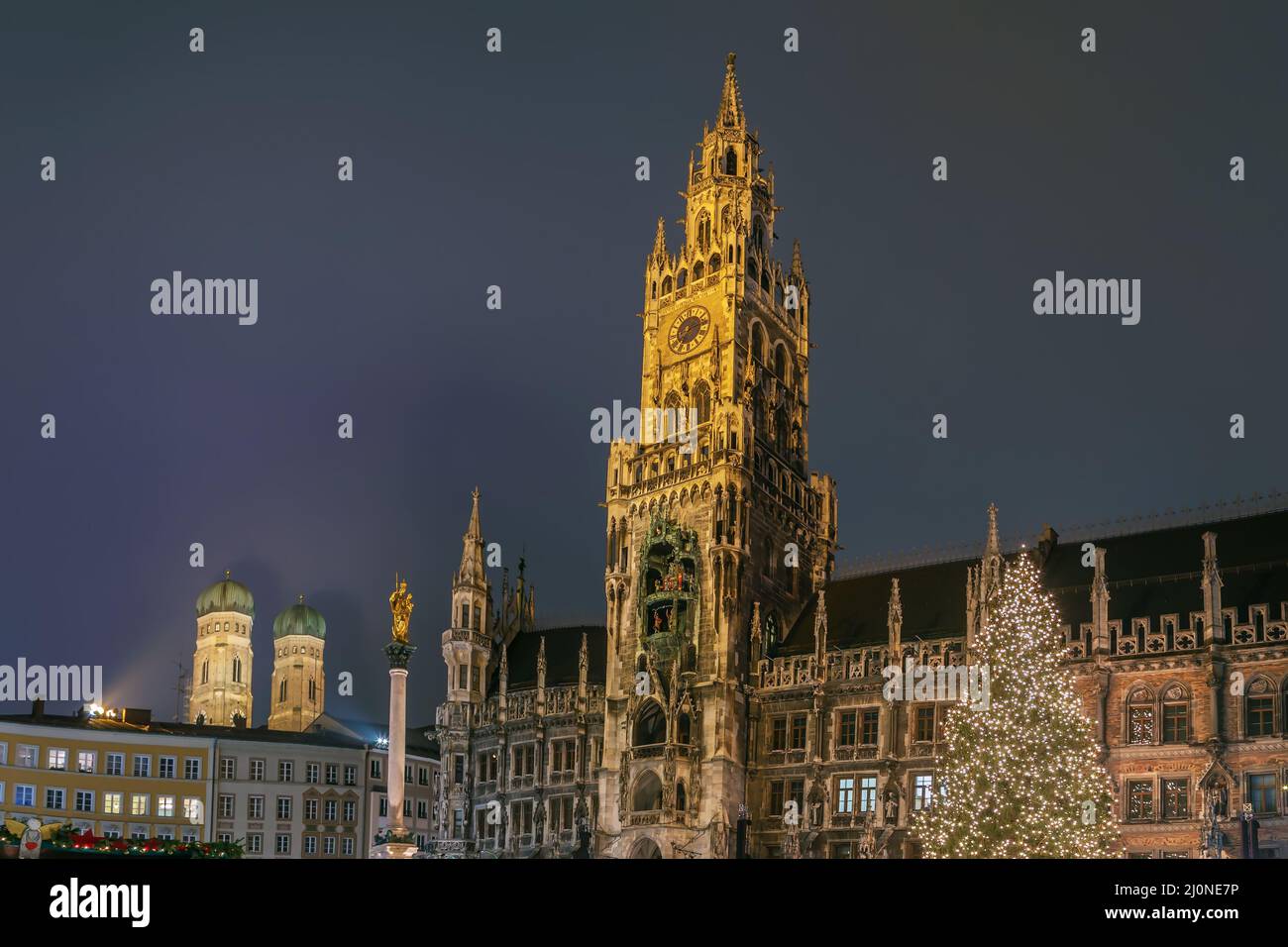 Neues rathaus mit beleuchtetem weihnachtsbaum -Fotos und -Bildmaterial ...