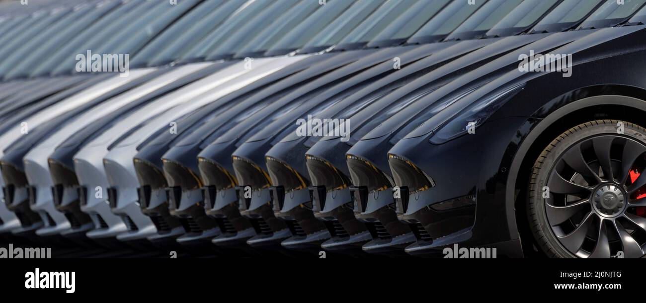 Tesla-Autos stehen auf der Baustelle des neuen Tesla Gigafactory für ...