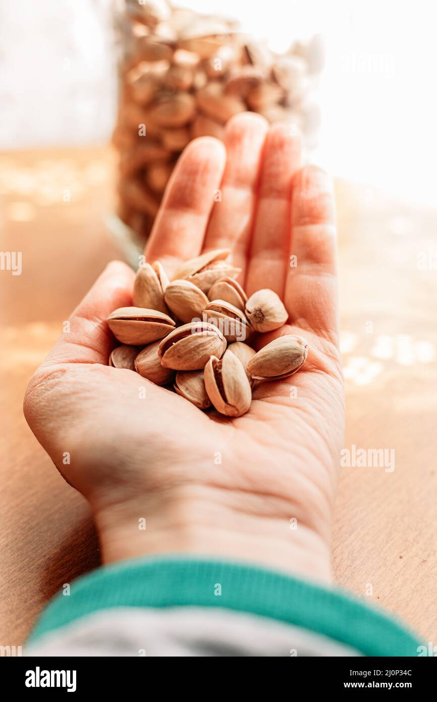 Hand snacks -Fotos und -Bildmaterial in hoher Auflösung – Alamy