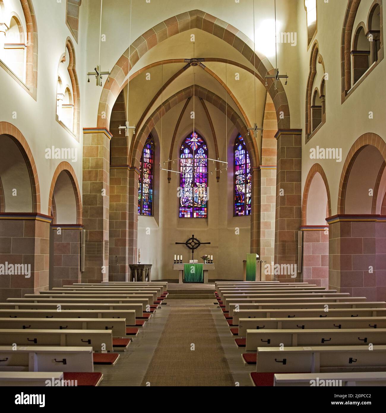Innenaufnahme der Jesus Christus Kirche, romanische Galerie Basilika ...