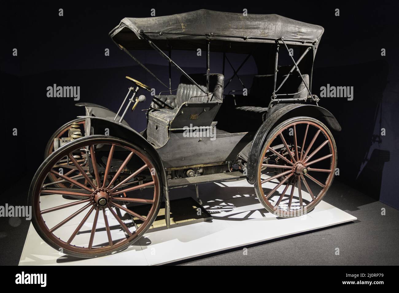 Sehr altes historisches Auto, eines der ersten Autos der Welt ...