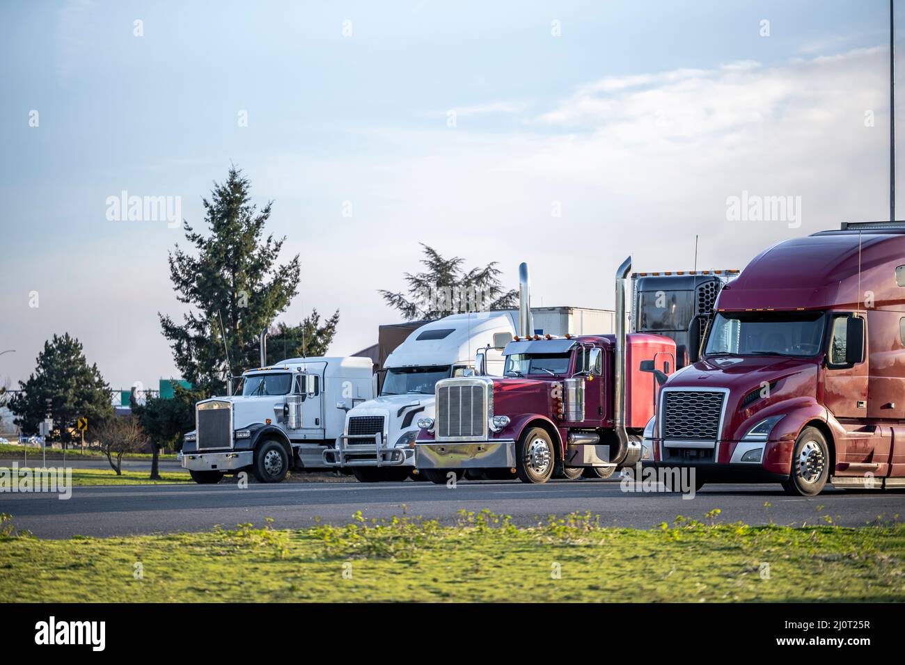 Traktoren in der nacht -Fotos und -Bildmaterial in hoher Auflösung – Alamy
