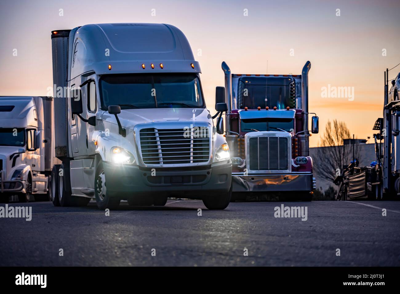 Traktoren in der nacht -Fotos und -Bildmaterial in hoher Auflösung – Alamy