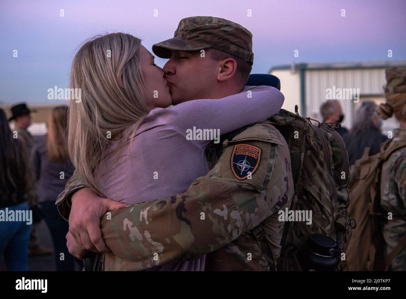 Familienmitglieder begrüßen und begrüßen Soldaten der Nationalgarde der ...