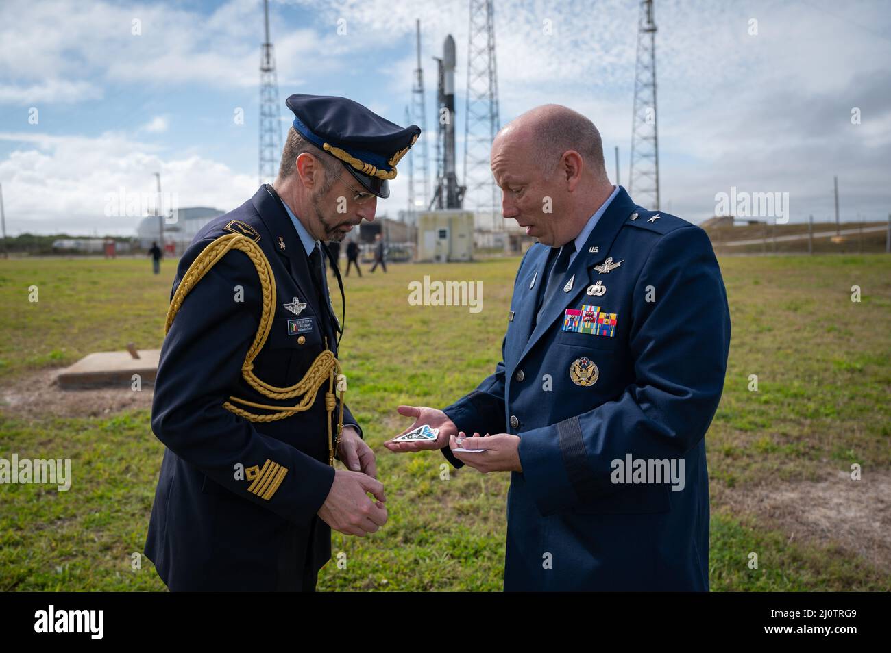 US Space Force Brig. General Stephen Purdy, rechts, Kommandant der ...