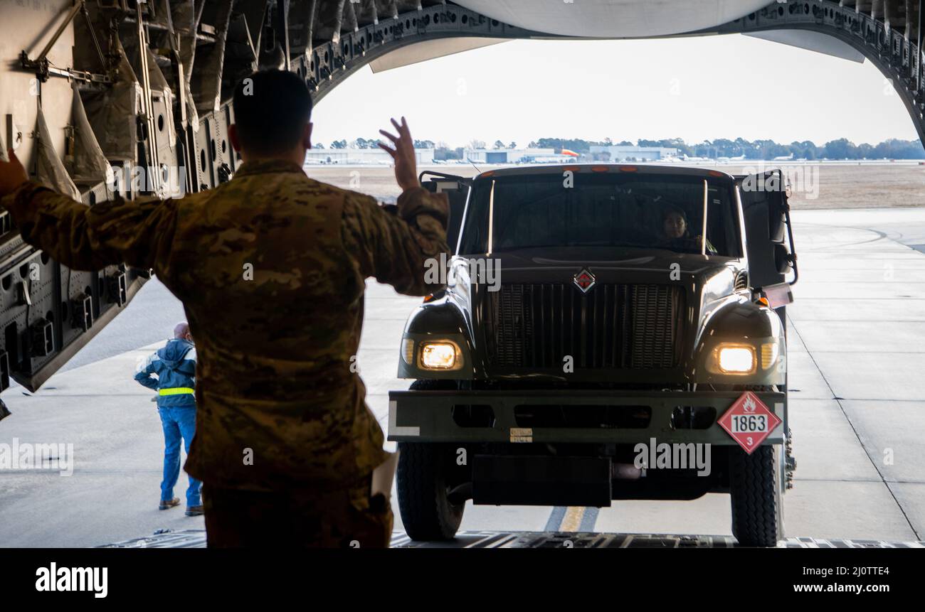 Ivan Cerna, Senior Airman der US Air Force, Ladermeister der Airlift ...