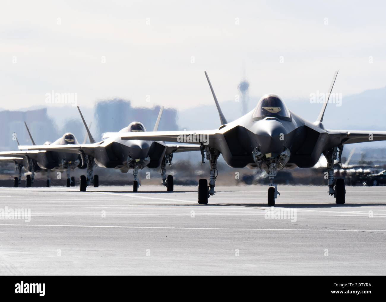 F-35A Lightning IIS aus dem 388th Fighter Squadron-Taxi des 421st Fighter Wing auf der Landebahn ...