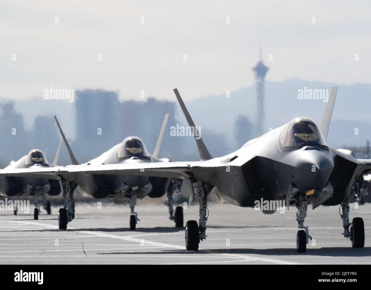 F-35A Lightning IIS aus dem 388th Fighter Squadron-Taxi des 421st Fighter Wing auf der Landebahn ...