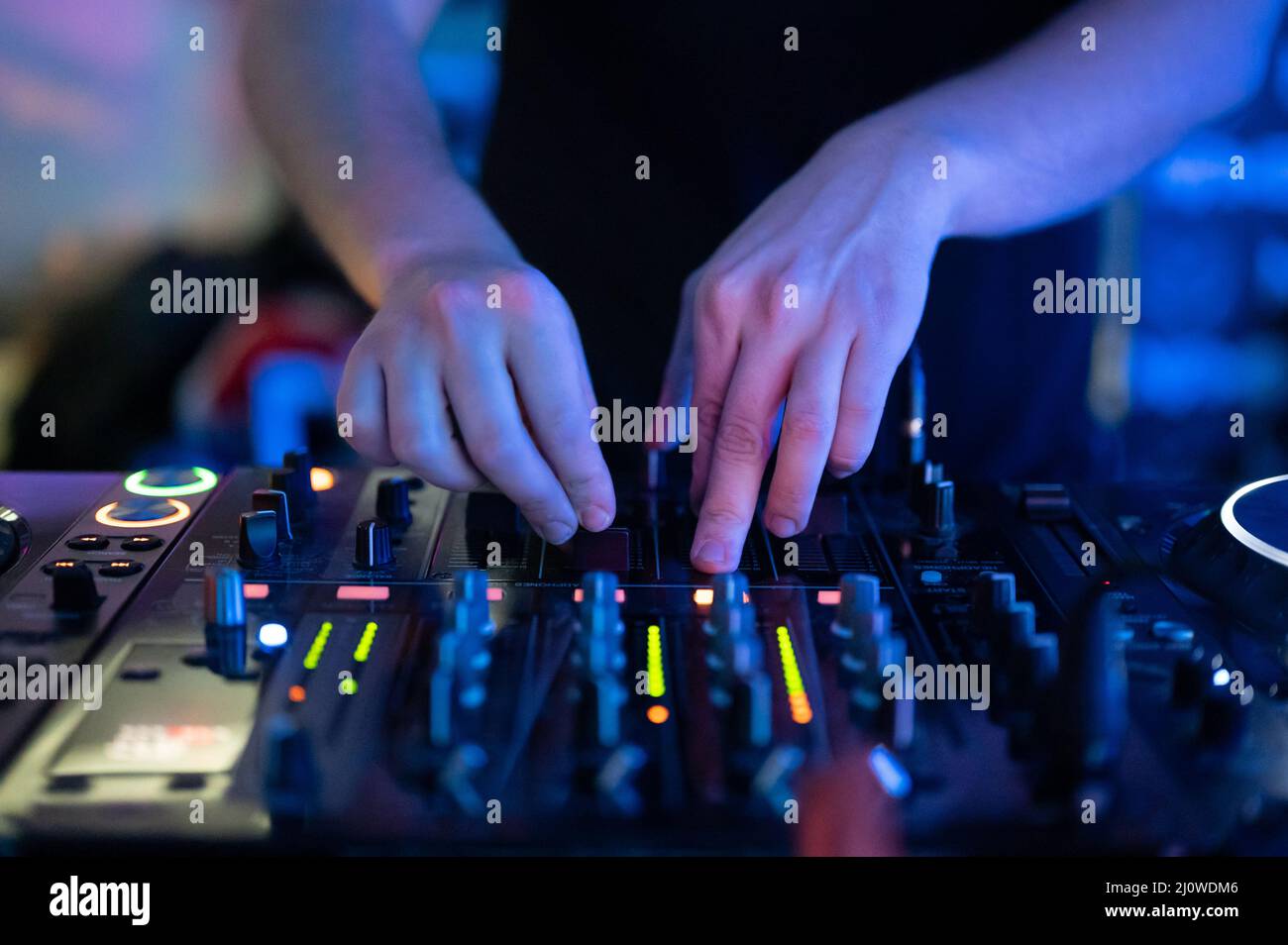 Dj hands close up close up turntable -Fotos und -Bildmaterial in hoher ...