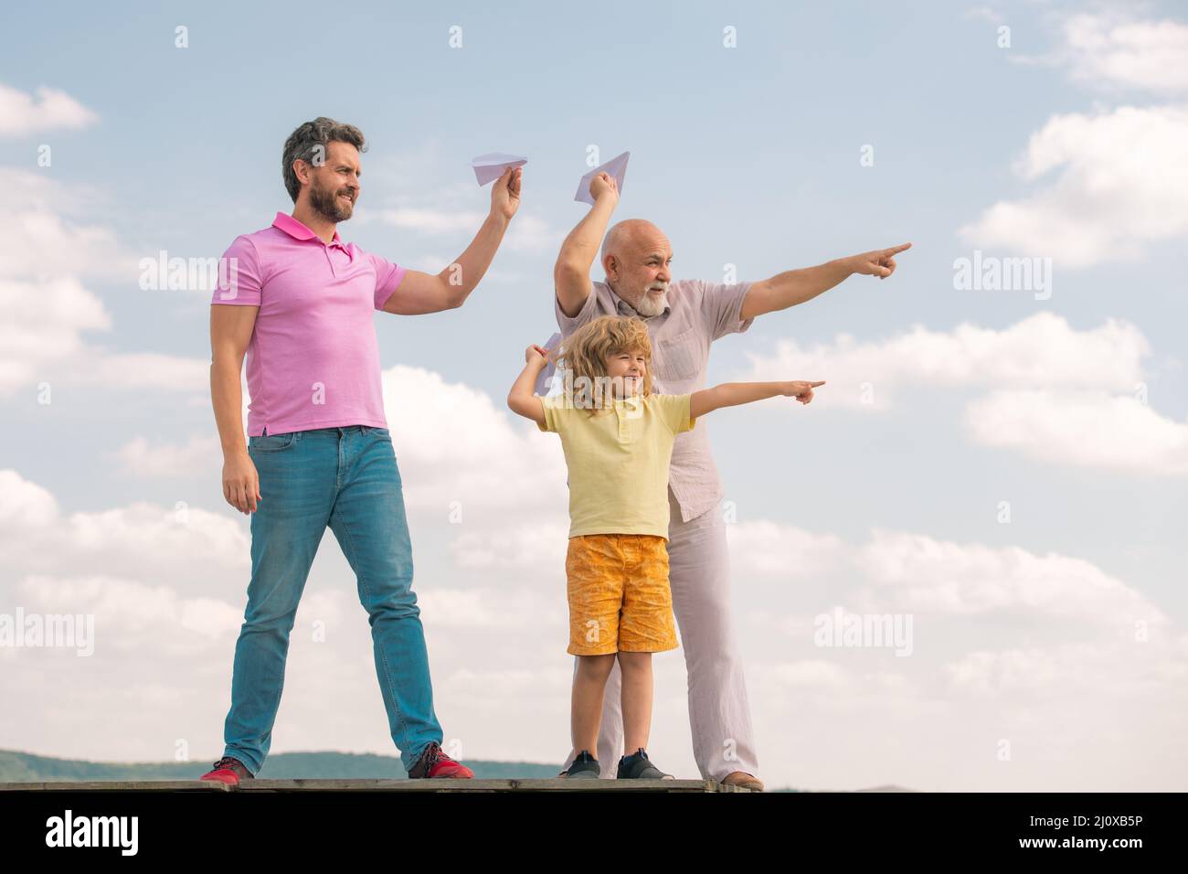 Großvater Vater und Sohn spielen mit Spielzeug Flugzeug im Freien am ...