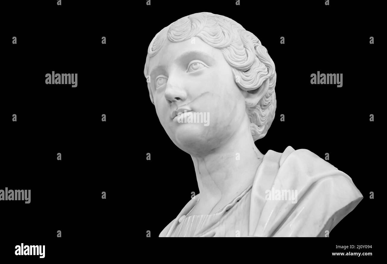 Gipskopie der alten Statue römische Kaiserin Faustina der jüngere Kopf isoliert auf schwarzem ...