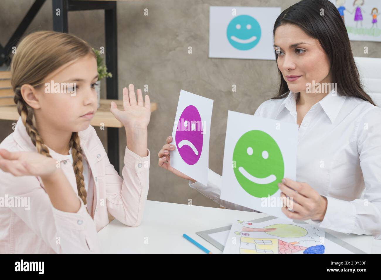 Glücklich traurig -Fotos und -Bildmaterial in hoher Auflösung – Alamy