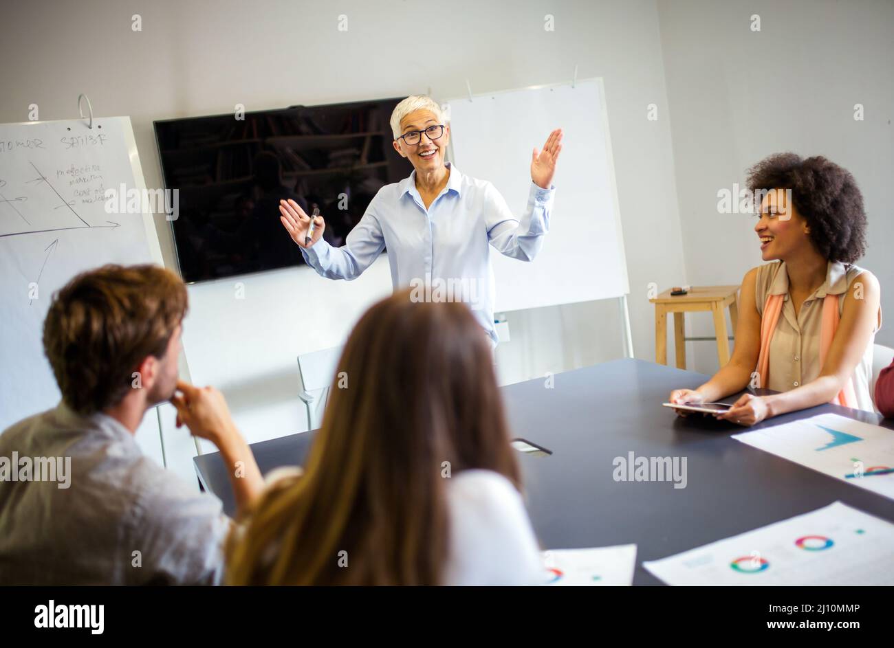 Gruppe von Geschäftspartnern, die Dokumente und Ideen bei der ...
