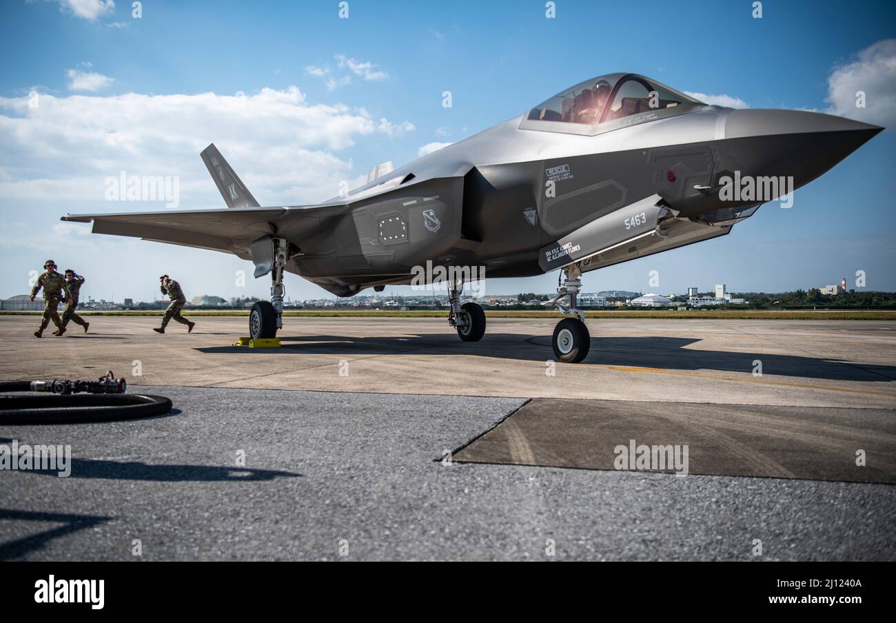 Ein U.S. Airman, 355. Expeditionary Fighter Squadron und zwei U.S ...