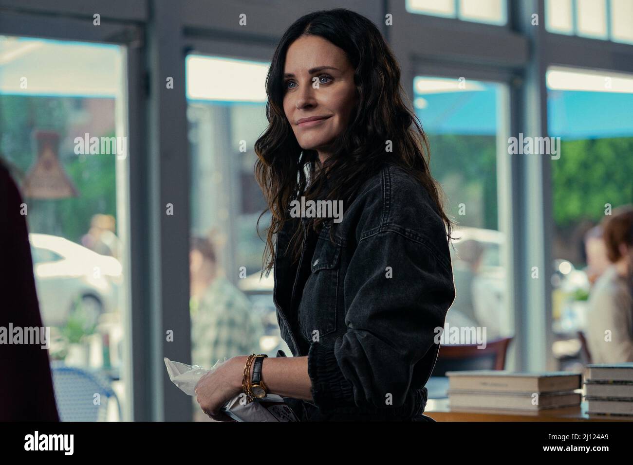 SHINING VAL, Courteney Cox, Kapitel zwei - She Comes at Night ...