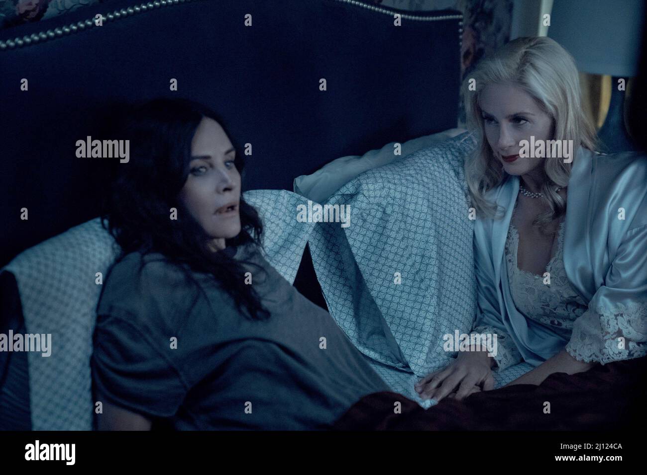 SHINING VAL, von links: Courteney Cox, Mira Sorvino, Kapitel zwei - She ...