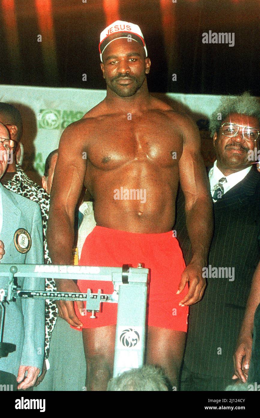 Evander Holyfield beim Wiegen für seinen Heavyweight Championship-Kampf ...