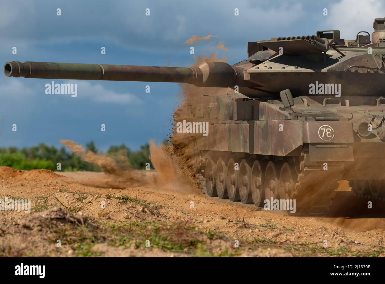 Deutscher Panzer Leopard 2A7 auf dem militärischen Trainingsgelände ...
