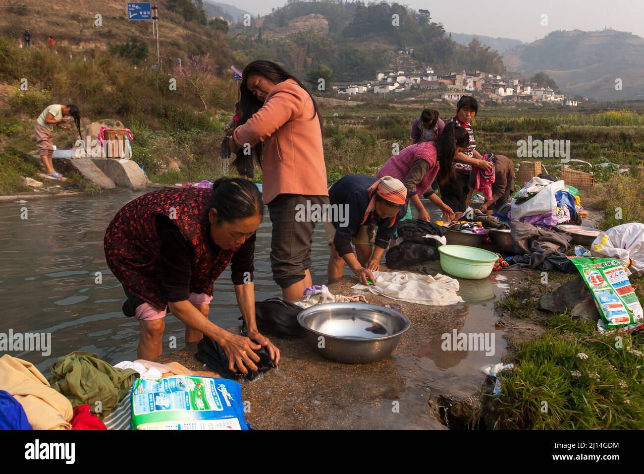 Duschende frauen -Fotos und -Bildmaterial in hoher Auflösung – Alamy