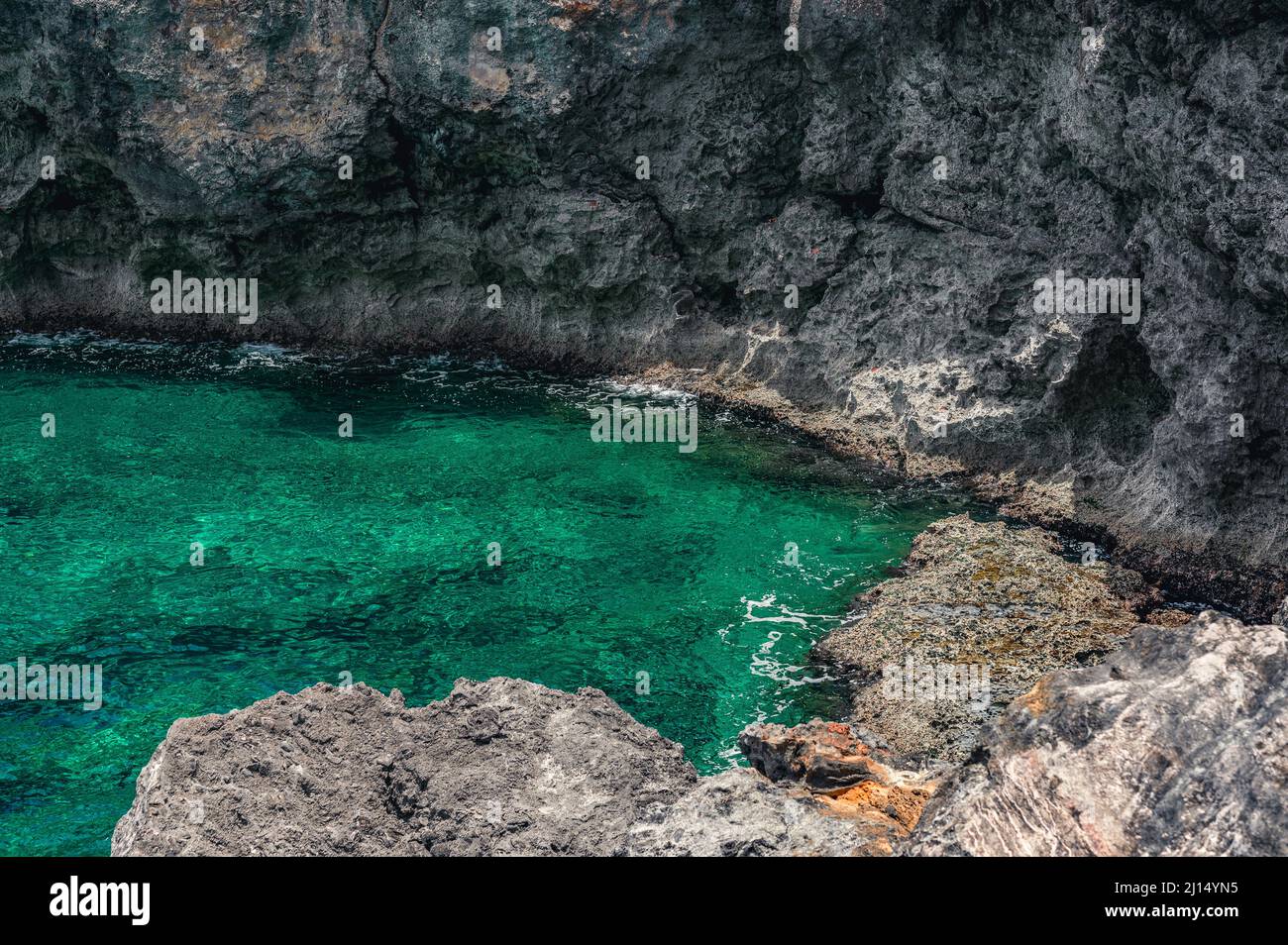 Das Foto zeigt den Atlantik mit einer felsigen Küste. Der Strand der exotischen Insel enthält ...