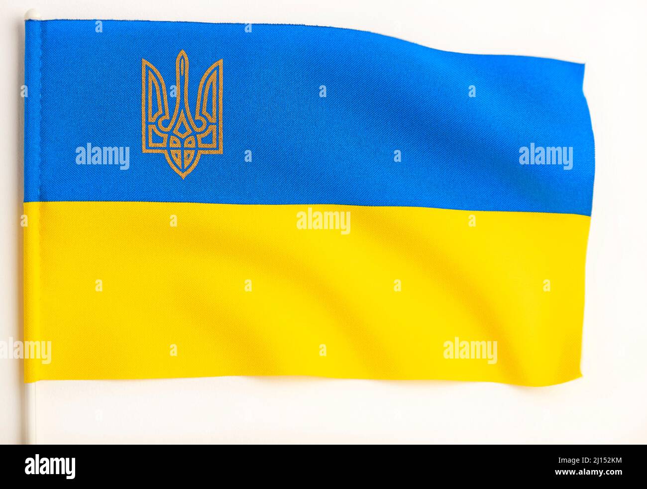 Ukrainische Flagge auf weißem Hintergrund isoliert. Wappen der Ukraine ...