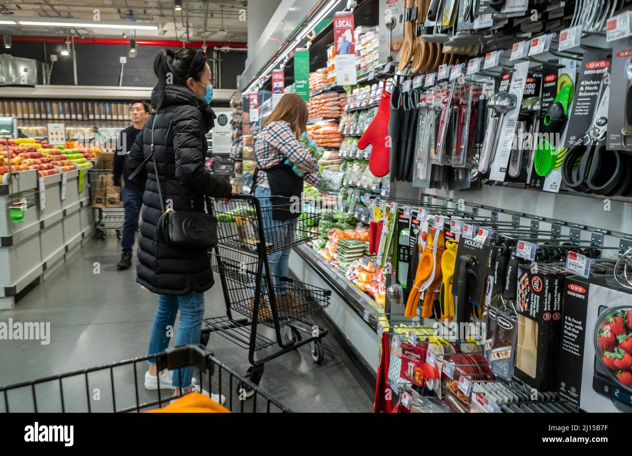 Einkaufen in einem Whole Foods Market Supermarkt in New York am ...
