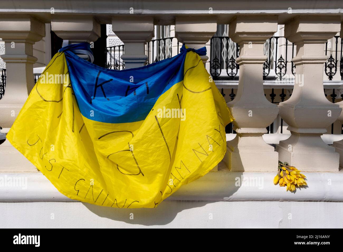 Blumen, die als Denkmal für die während der russischen Invasion der ...