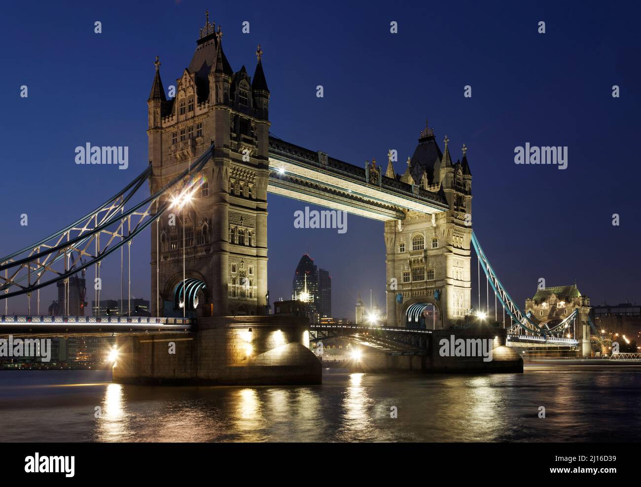 Blick über die Themse aud den Tower und die City und 30 St Mary AX ...
