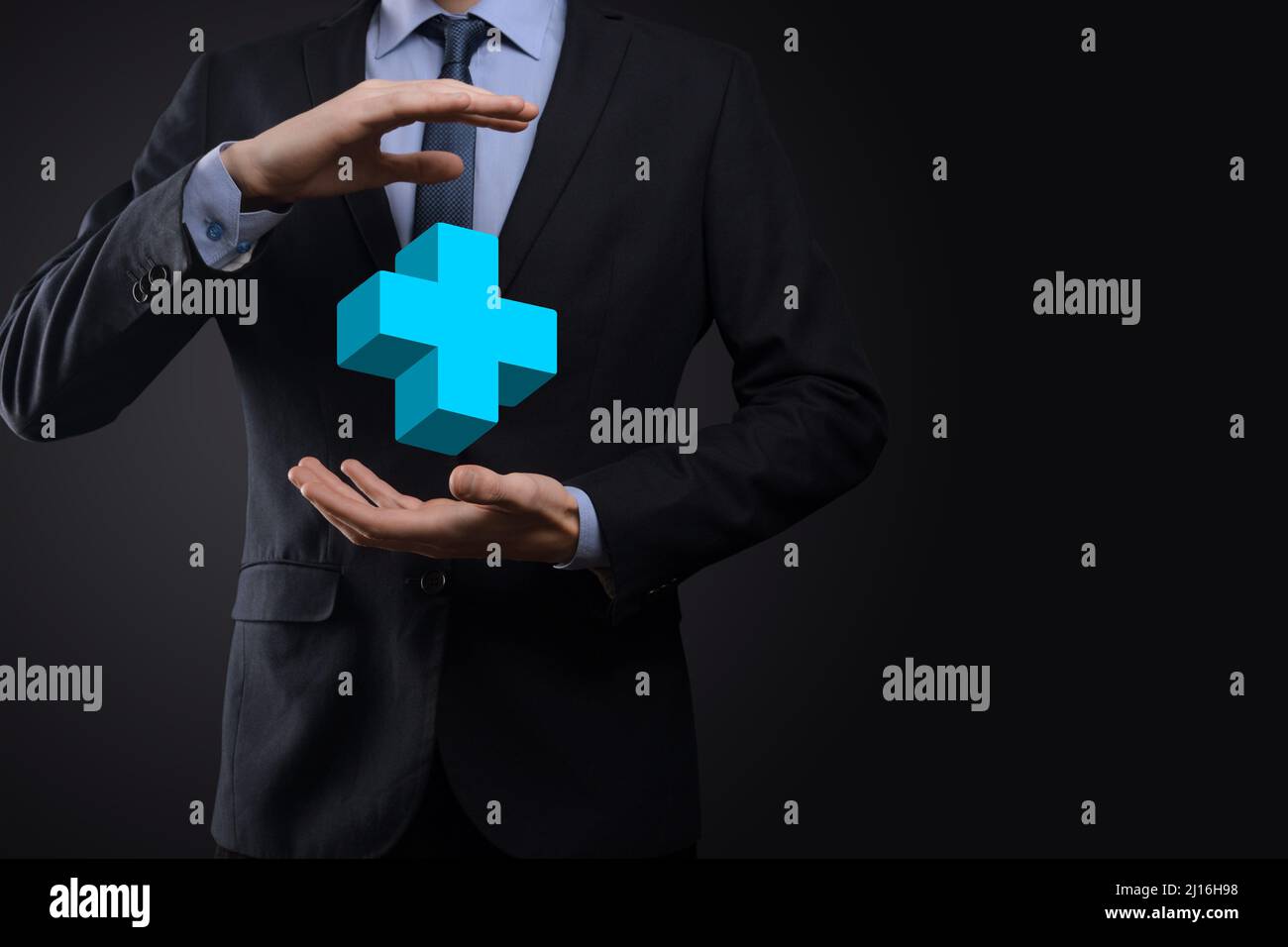 Geschäftsmann halten 3D plus Symbol, Mann halten in der Hand bieten ...