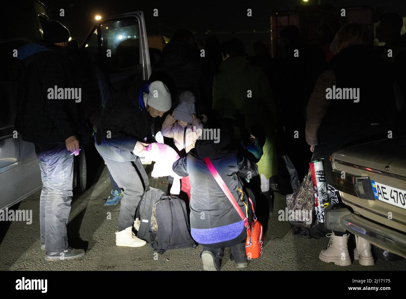 Ukrainische Flüchtlinge, die vor dem Krieg fliehen, nähern sich der ...