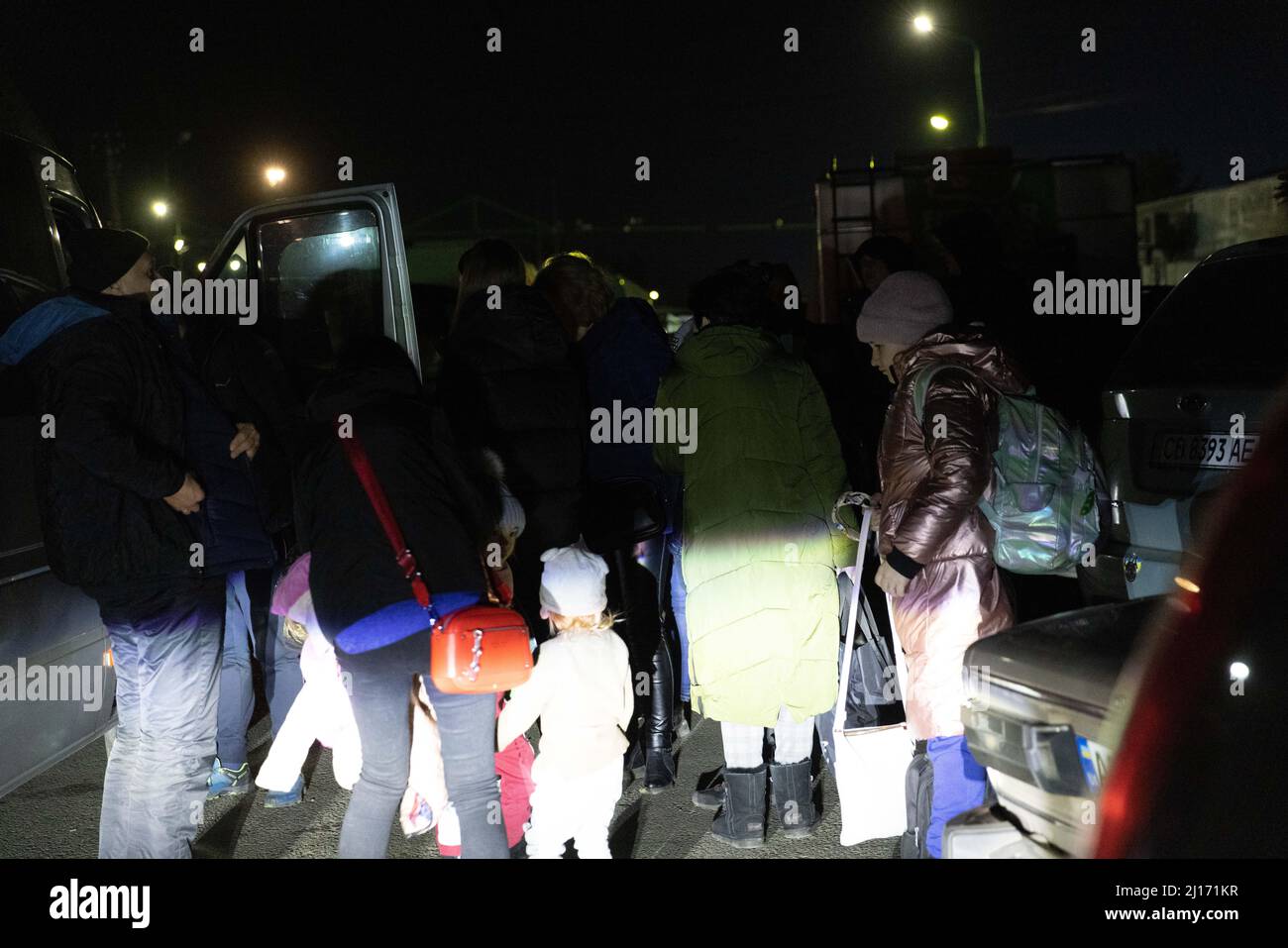 Ukrainische Flüchtlinge, die vor dem Krieg fliehen, nähern sich der ...