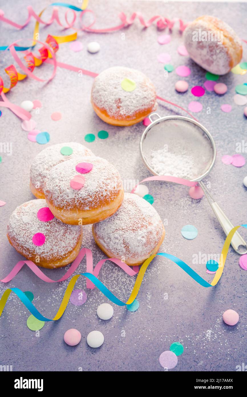 Traditioneller Berliner für Fasching und Party. Deutsch Krapfen oder ...
