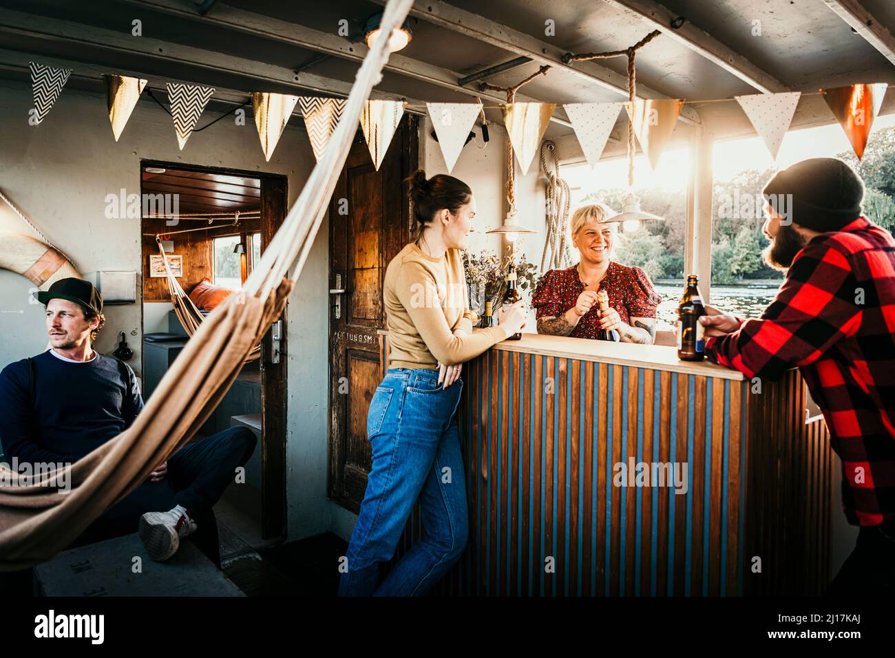 Männer freizeit boot -Fotos und -Bildmaterial in hoher Auflösung – Alamy