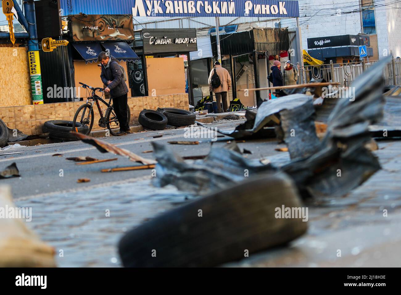 Kiew, Ukraine. 19. März 2022. Ein Radfahrer macht sich seinen Weg durch ...