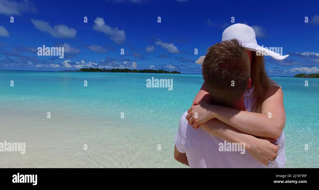 Ein Blick von oben auf Paare und azurblaues Wasser auf Rasdhoo Island ...