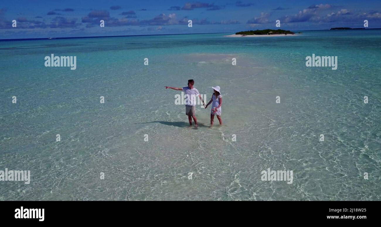 Ein Blick von oben auf Paare und azurblaues Wasser auf Rasdhoo Island ...