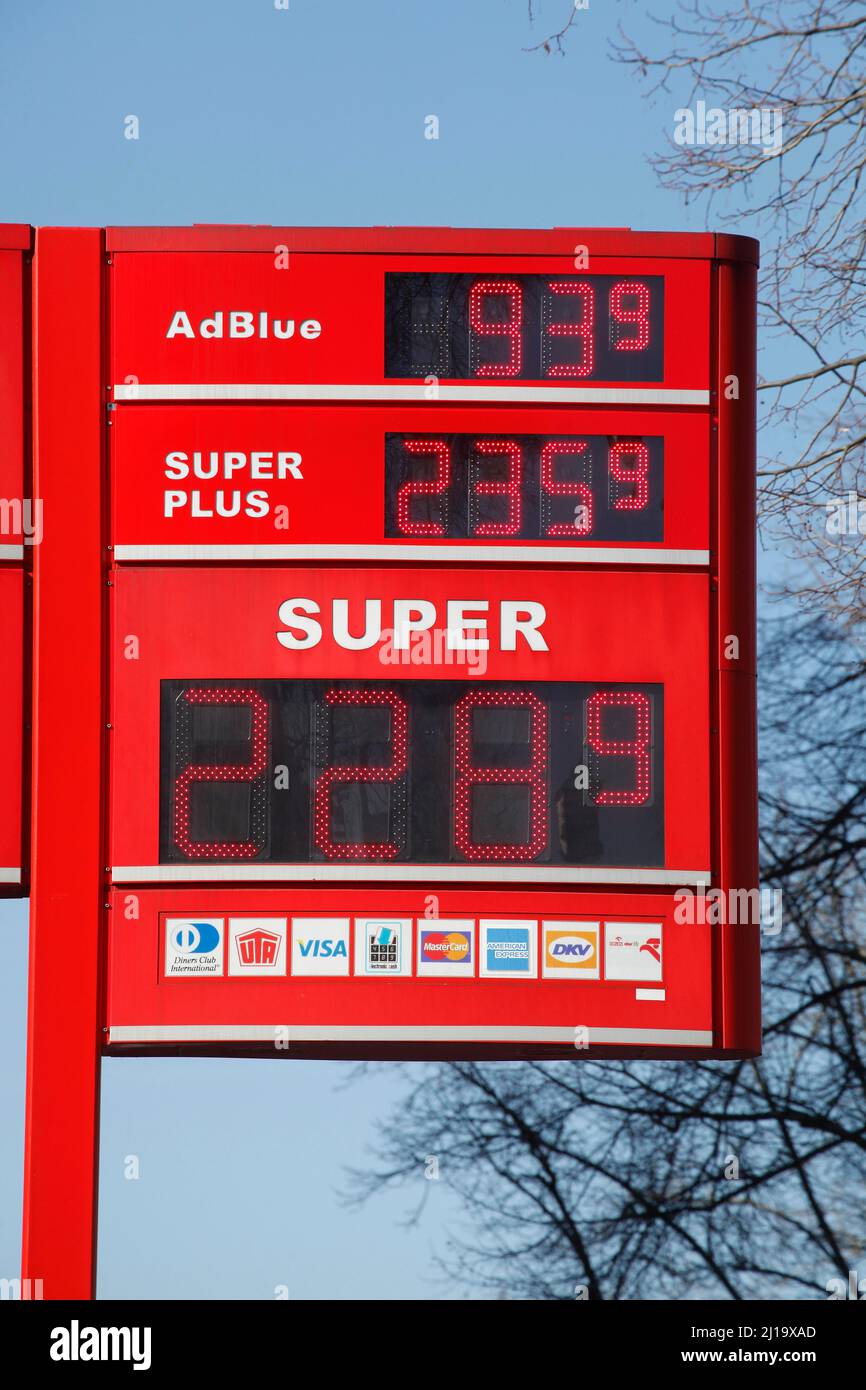 Orlen tankstelle -Fotos und -Bildmaterial in hoher Auflösung – Alamy