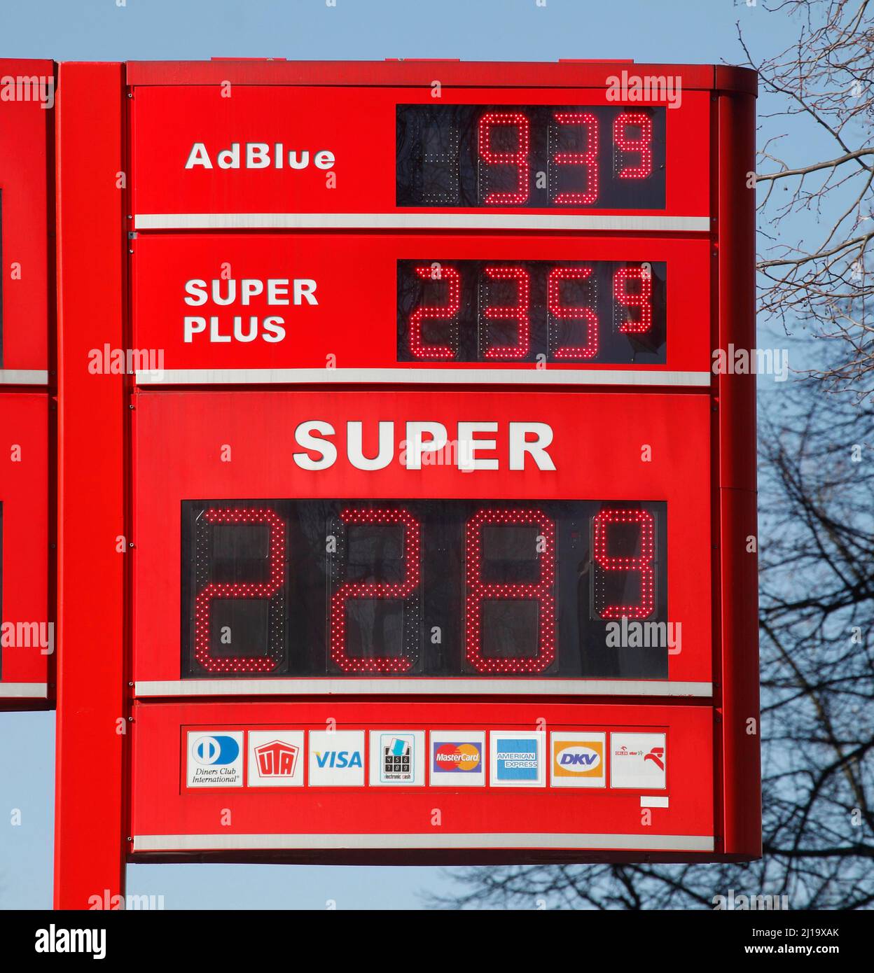Orlen tankstelle -Fotos und -Bildmaterial in hoher Auflösung – Alamy